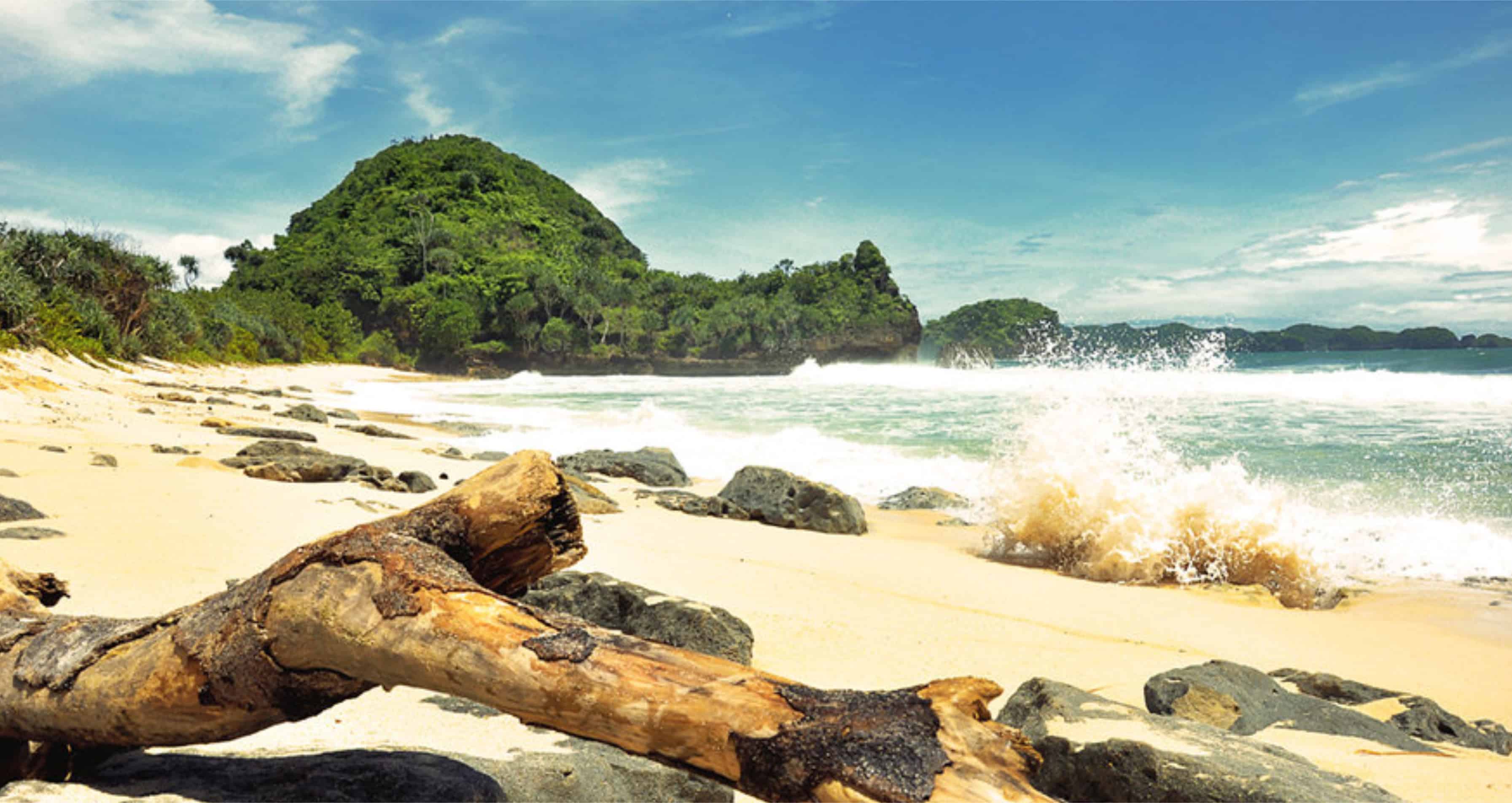 Pantai Goa Cina | Rute, Sejarah, Tiket Masuk, Fasilitas, Aktivitas