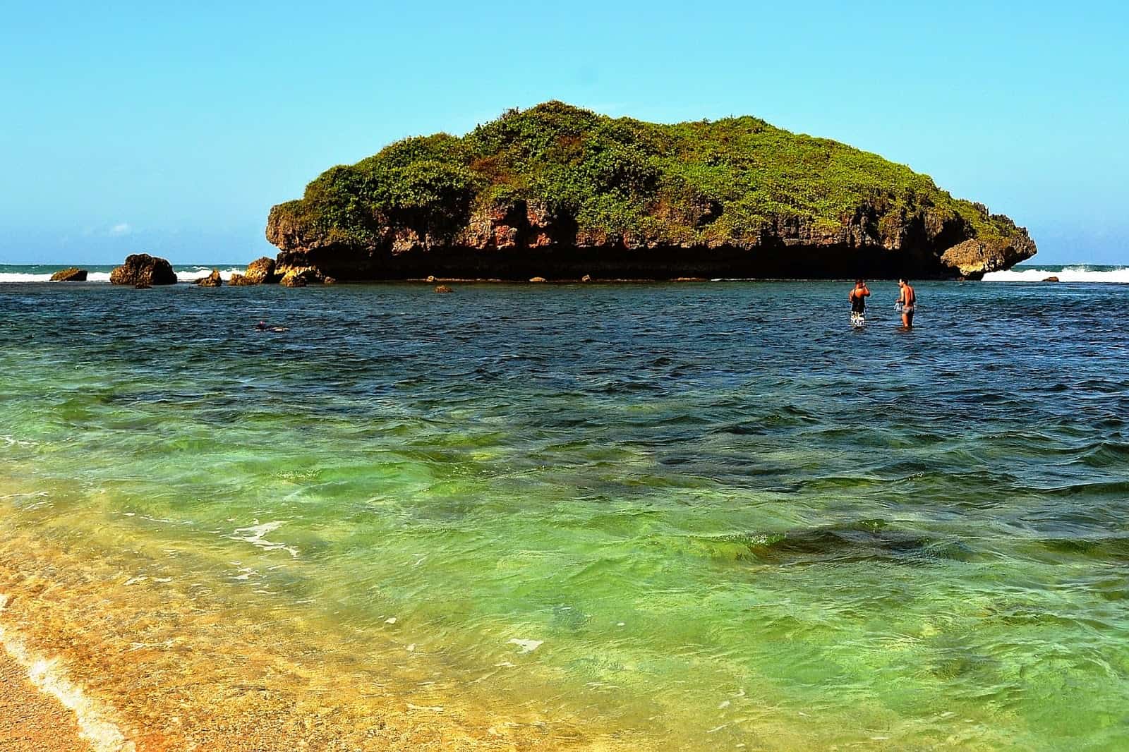 Pantai Sadranan | Rute, Sejarah, Tiket Masuk, Fasilitas, Aktivitas