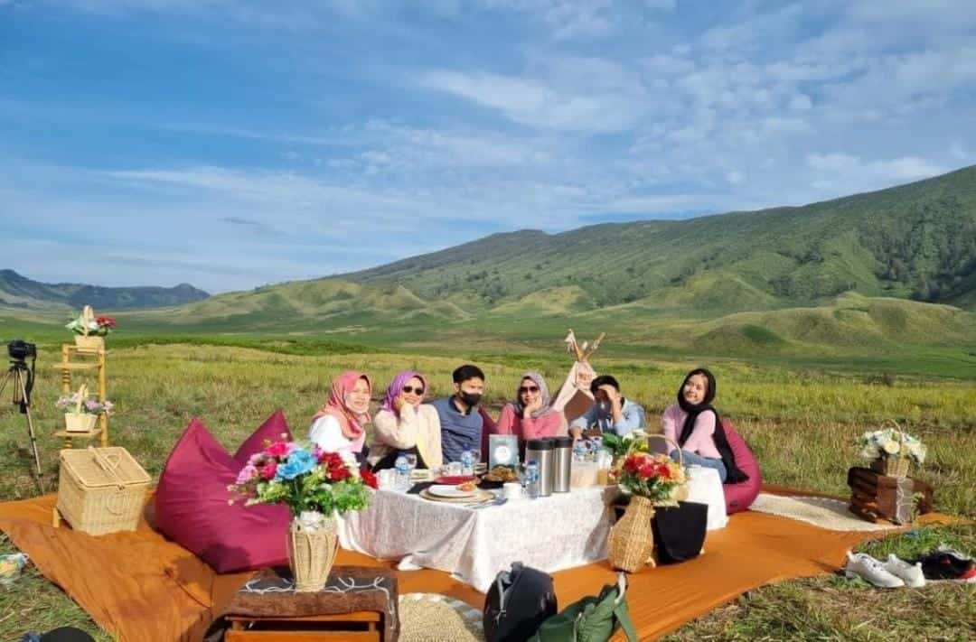 Paket Wisata Bromo Midnight Tour Murah - Breakfast Savana