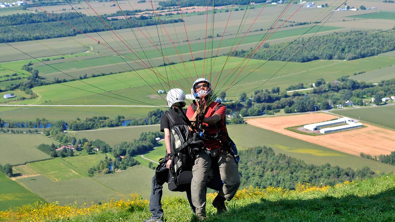 Rekomendasi 6 Tempat Paralayang Terbaik di Puncak Bogor